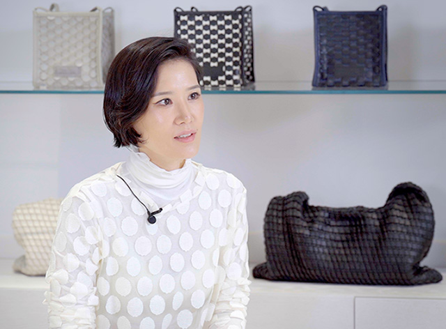 가방부터 젤리슈즈까지 대박 친 '콰니' 손경완… 세 아이 육아와 일 원동력은?-디지틀조선일보(디조닷컴 dizzo.com)